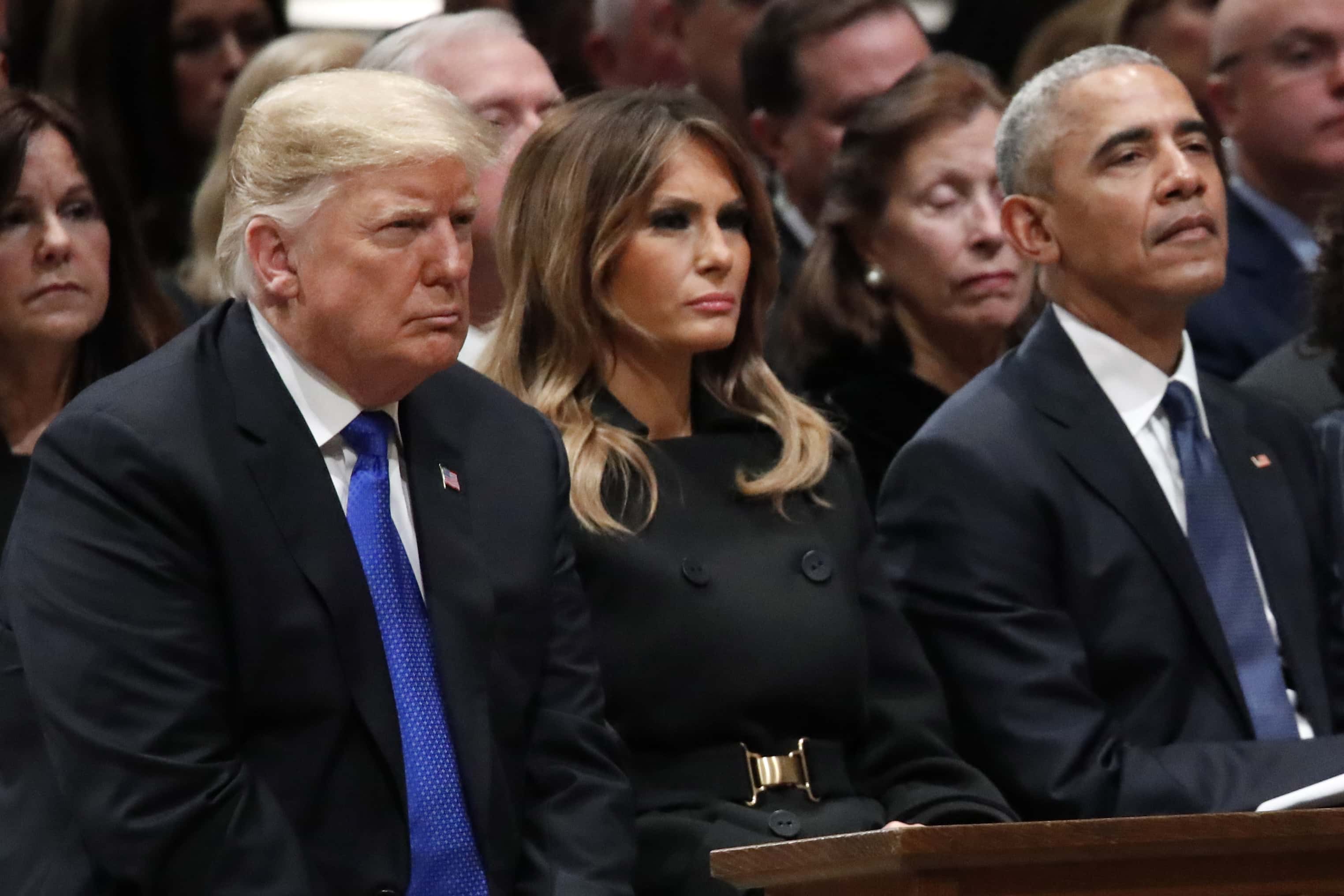 Melania smiling next to Barack Obama has Internet taking jibes at Trump ...