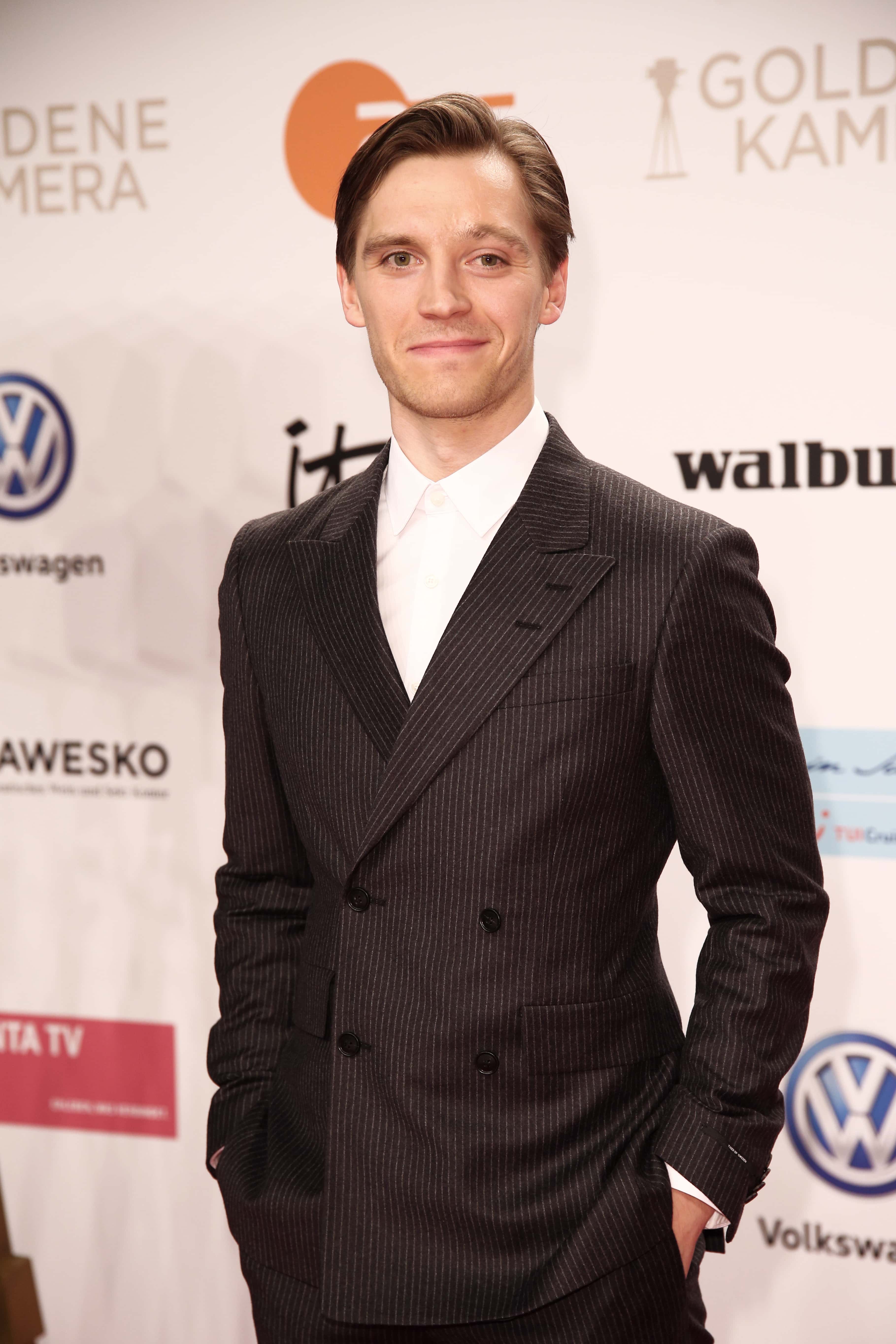 'Deutschland 89': Meet Jonas Nay, Maria Schrader, Sylvester Groth and ...